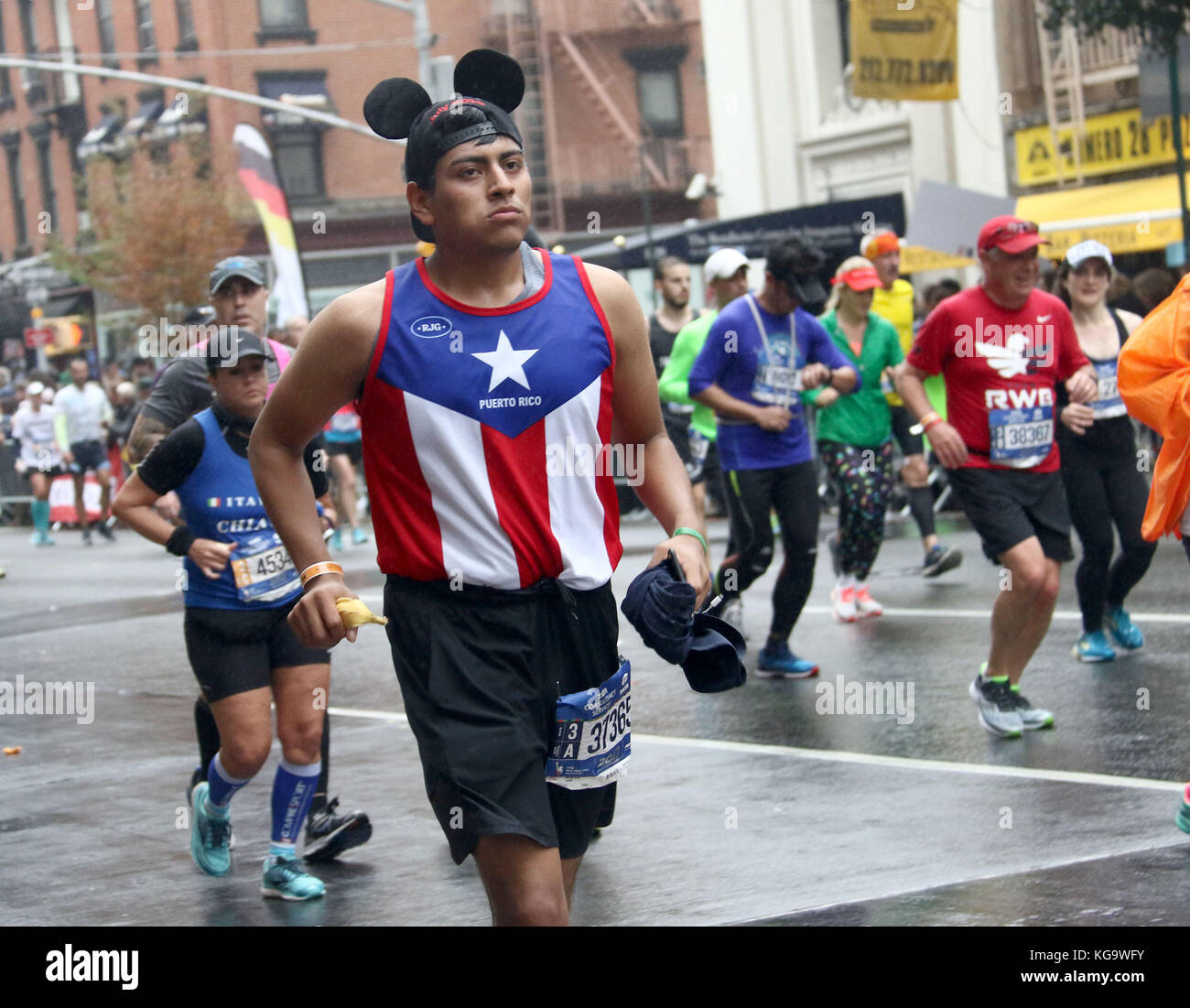 New York City, New York, USA. 4th Nov, 2017. Runners run up 1st Avenue ...