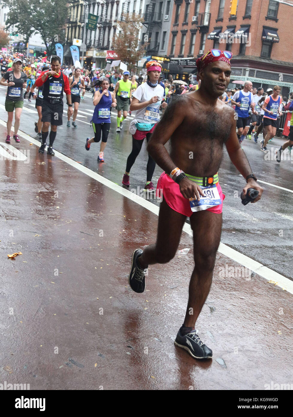 New York City, New York, USA. 4th Nov, 2017. Runners run up 1st Avenue ...