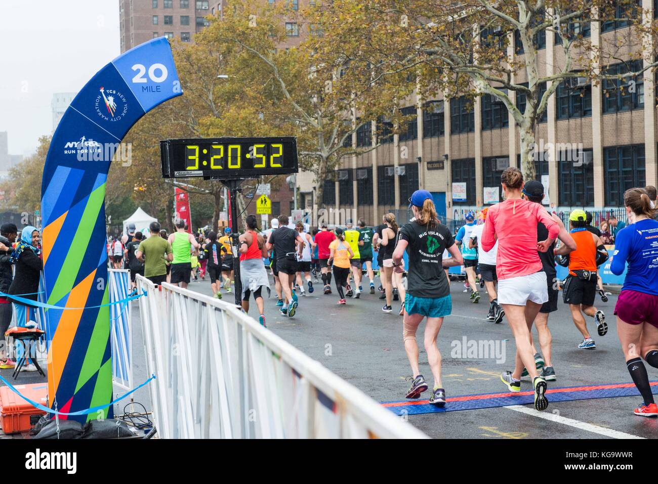 New York, USA. 5th Nov, 2017. Runners in the New York City marathon on ...