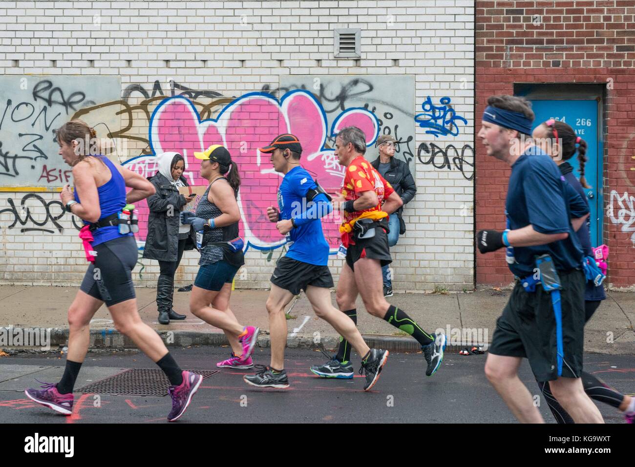 New York, USA. 5th Nov, 2017. Runners in the New York City marathon on ...
