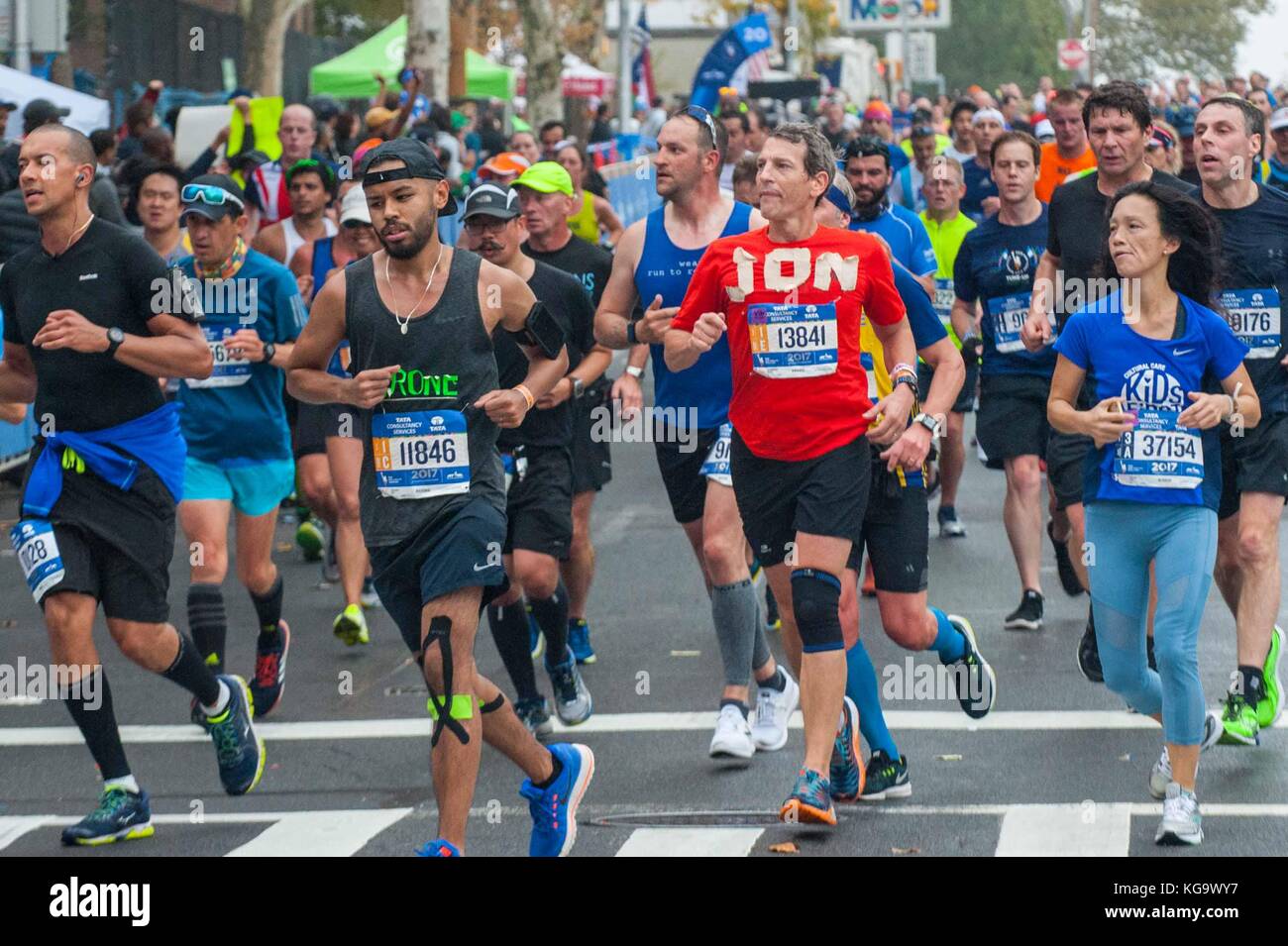 New York, USA. 5th Nov, 2017. Runners in the New York City marathon on ...