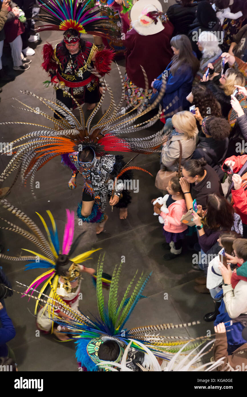 Aztec ceremonial dress hi-res stock photography and images - Alamy