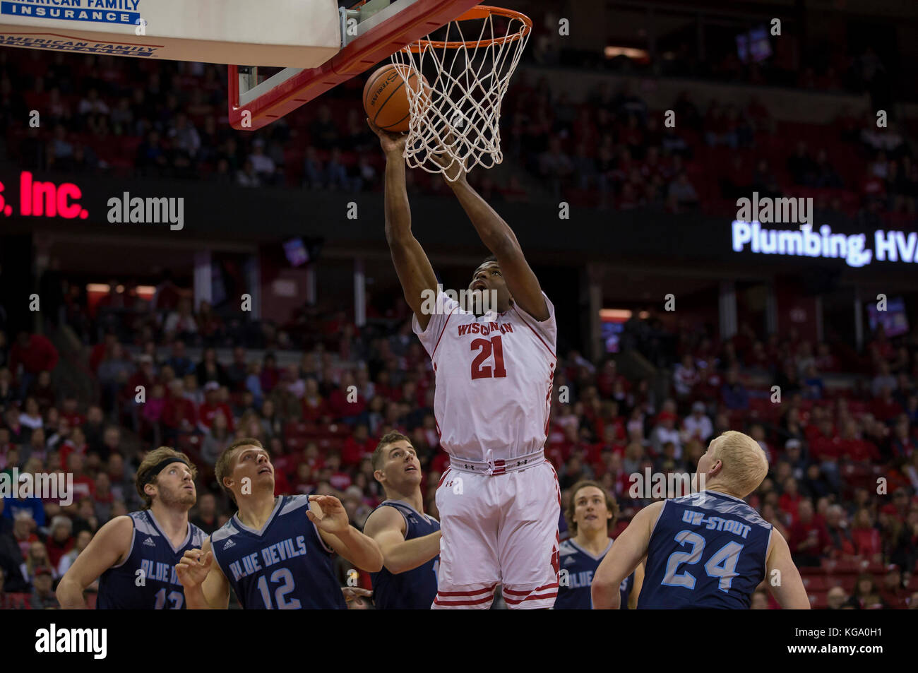 Madison, WI, USA. 5th Nov, 2017. Wisconsin Badgers guard Khalil Iverson ...