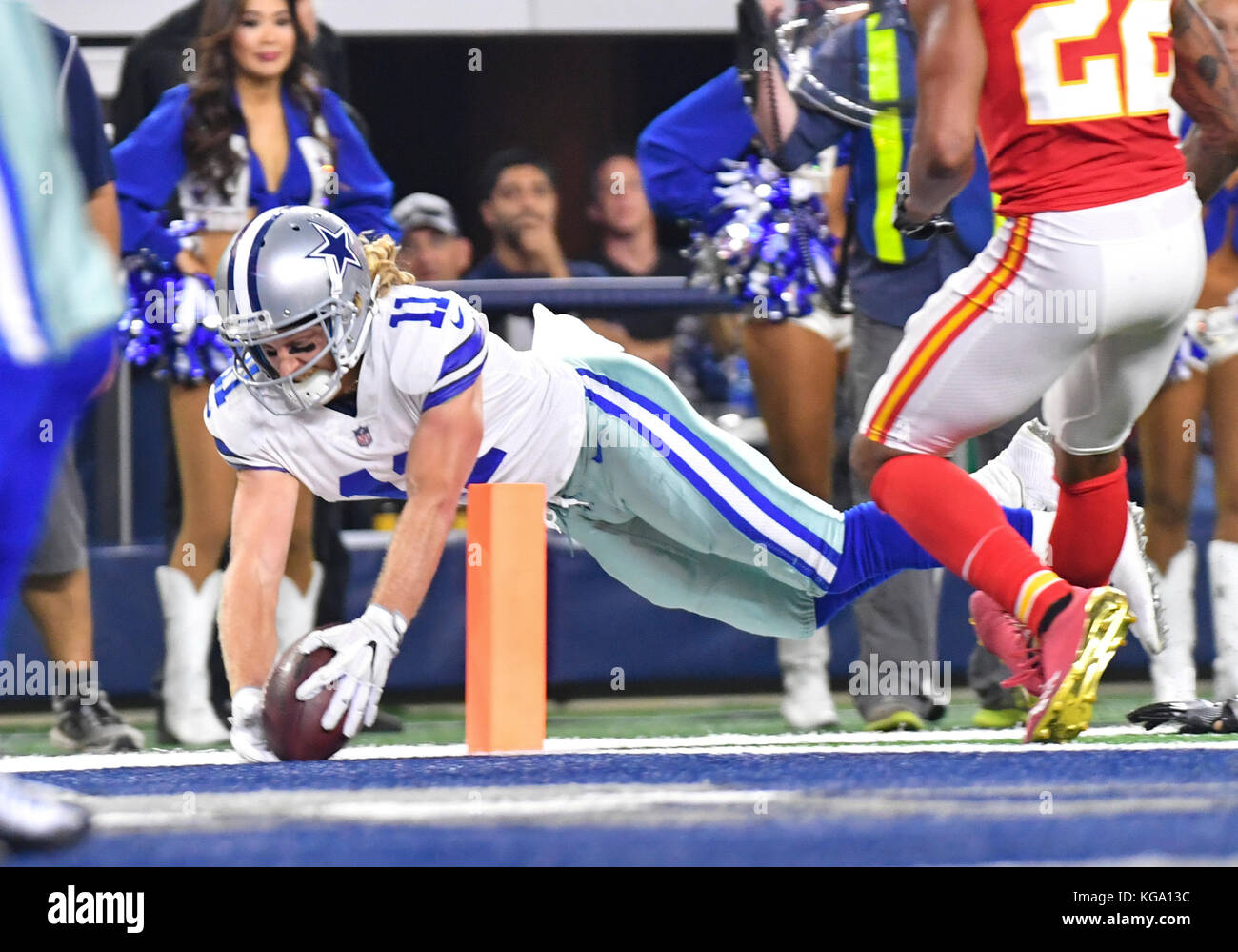 November 05, 2017: Dallas Cowboys wide receiver Cole Beasley #11 dives ...