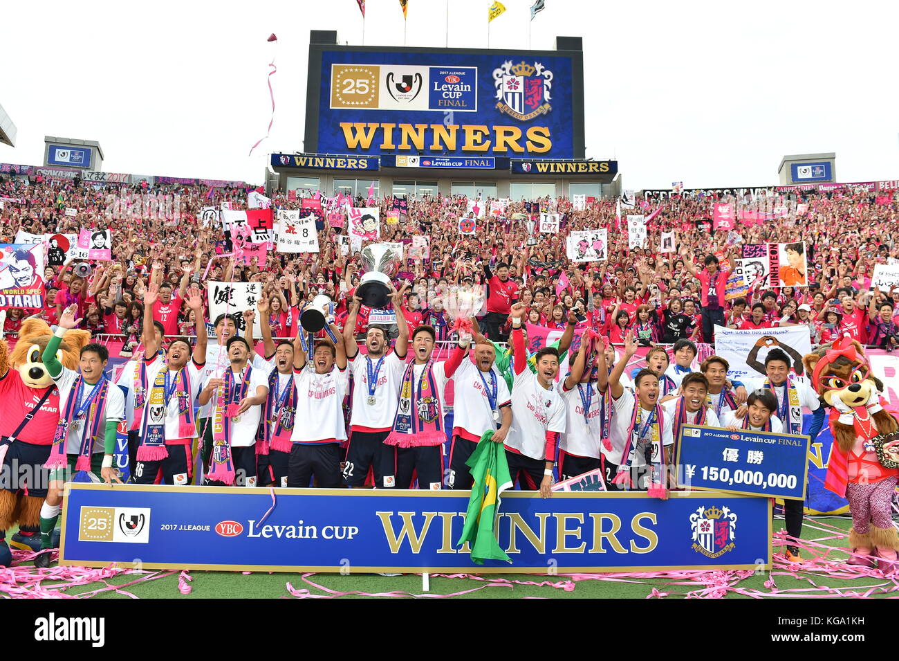 Saitama, Japan. 4th Nov, 2017. Cerezo Osaka team group Football/Soccer ...