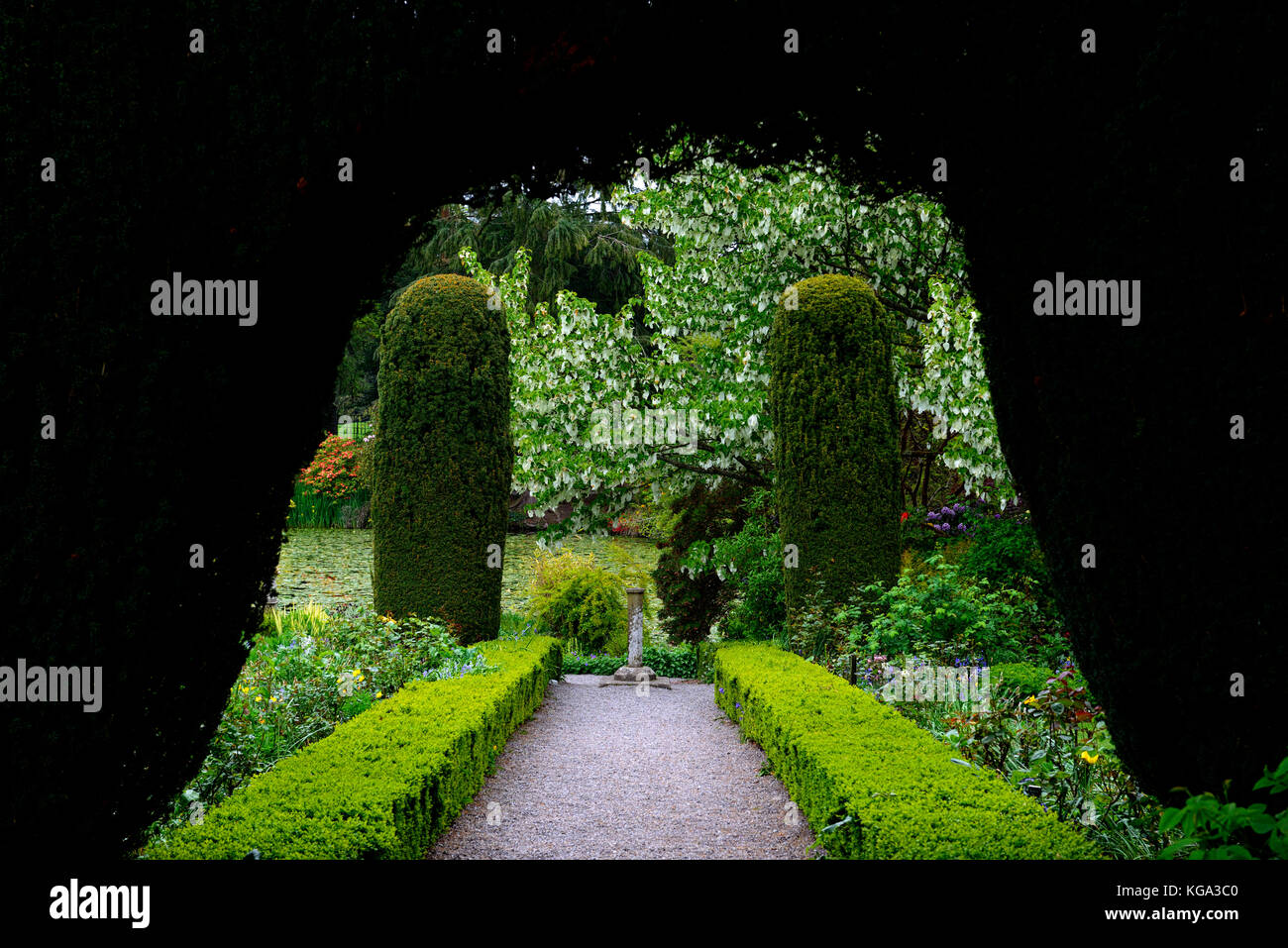 Yew hedge with arch hi-res stock photography and images - Alamy