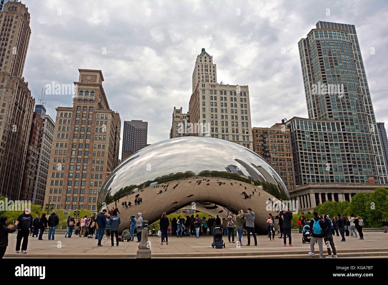 Downtown chicago the bean hi-res stock photography and images - Alamy