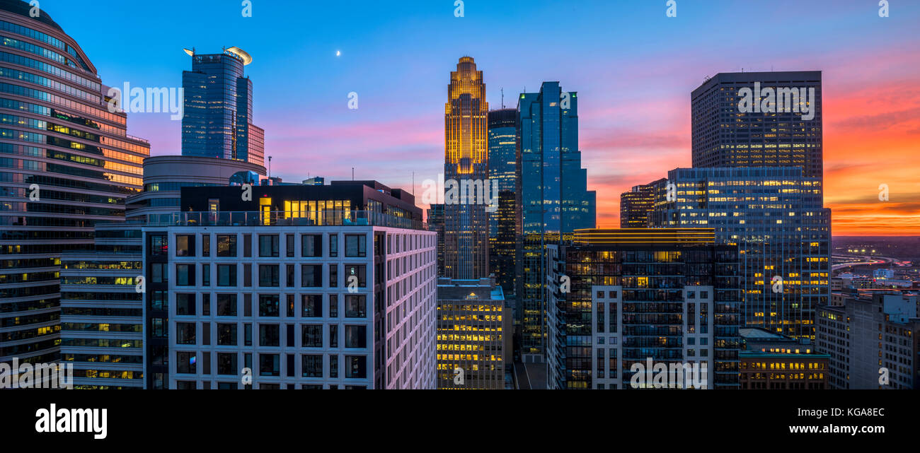 High rise skyline hi-res stock photography and images - Alamy