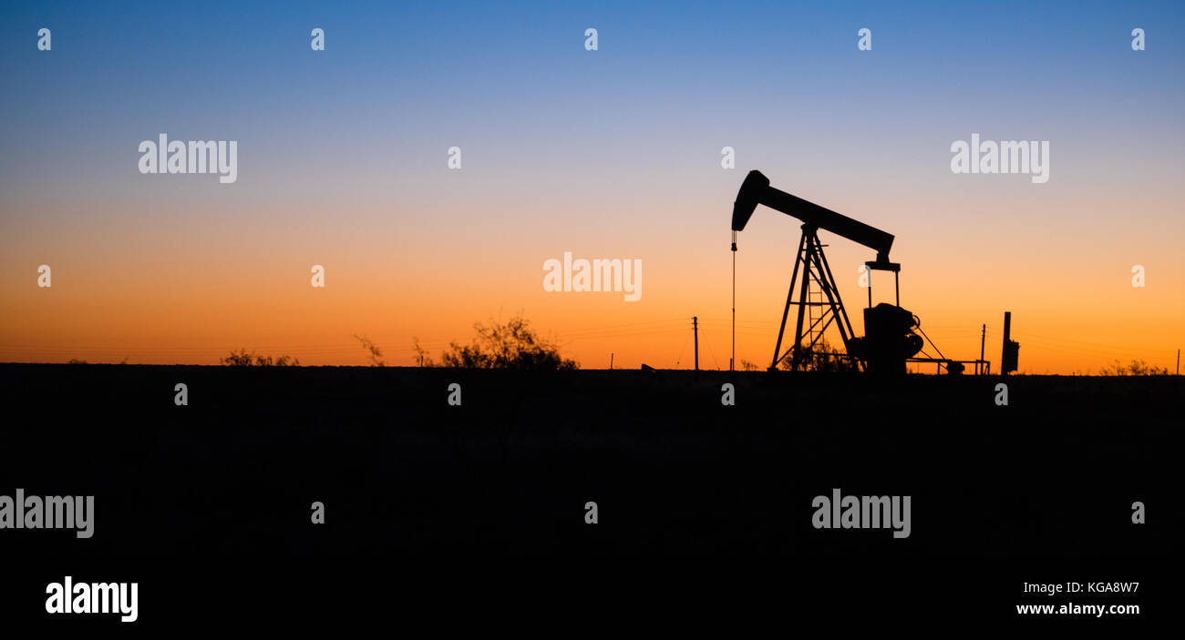 Extracting crude oil hi-res stock photography and images - Alamy
