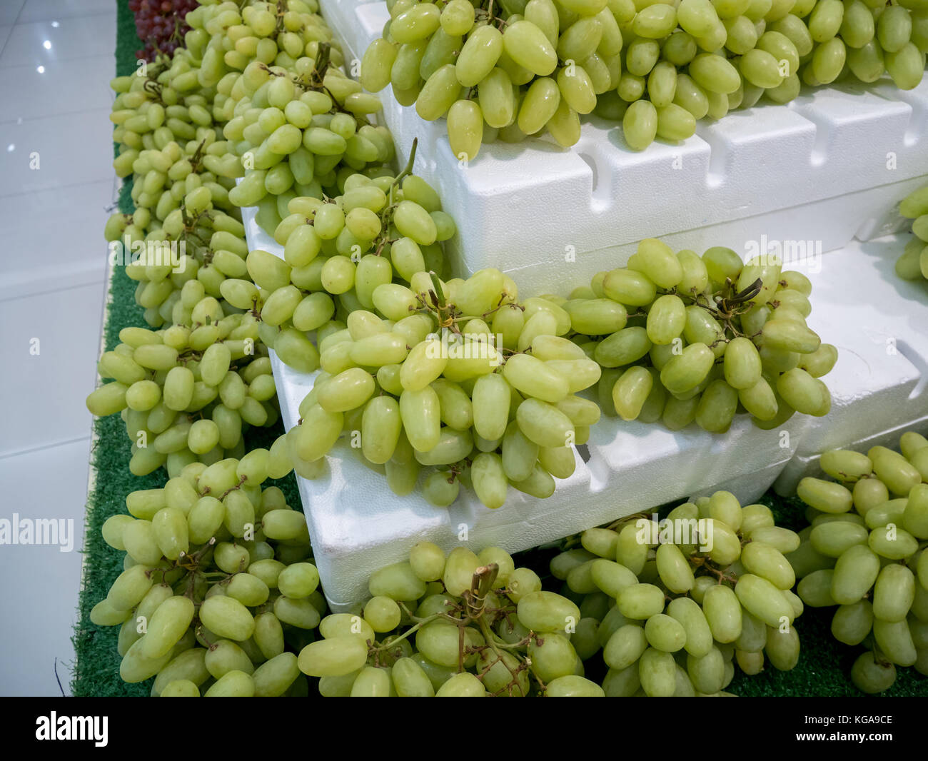 bunch of grapes on the shelves in the market Stock Photo - Alamy
