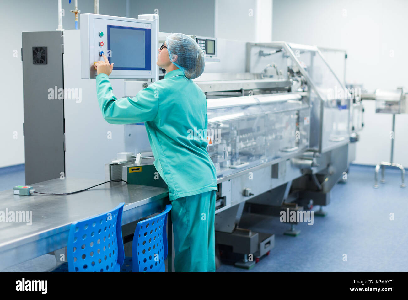 operator in the pharmaceutical factory near the equipment Stock Photo ...