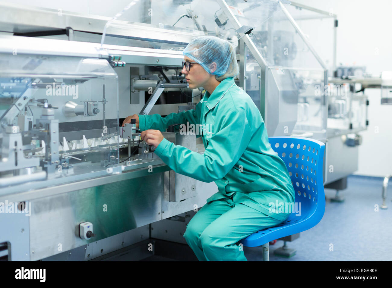 pharmaceutical factory worker at the workplace Stock Photo - Alamy