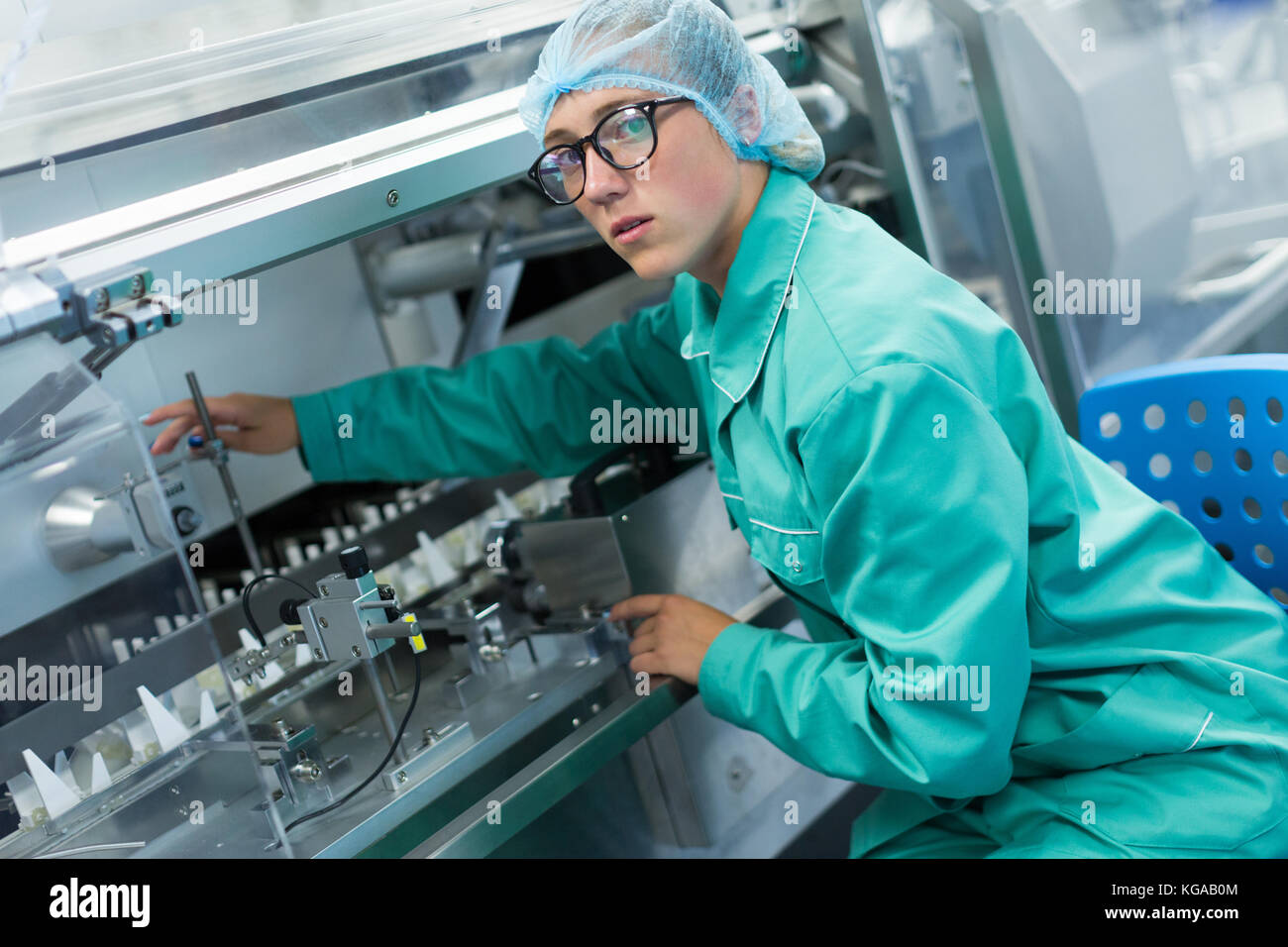 pharmaceutical factory worker at the workplace Stock Photo - Alamy