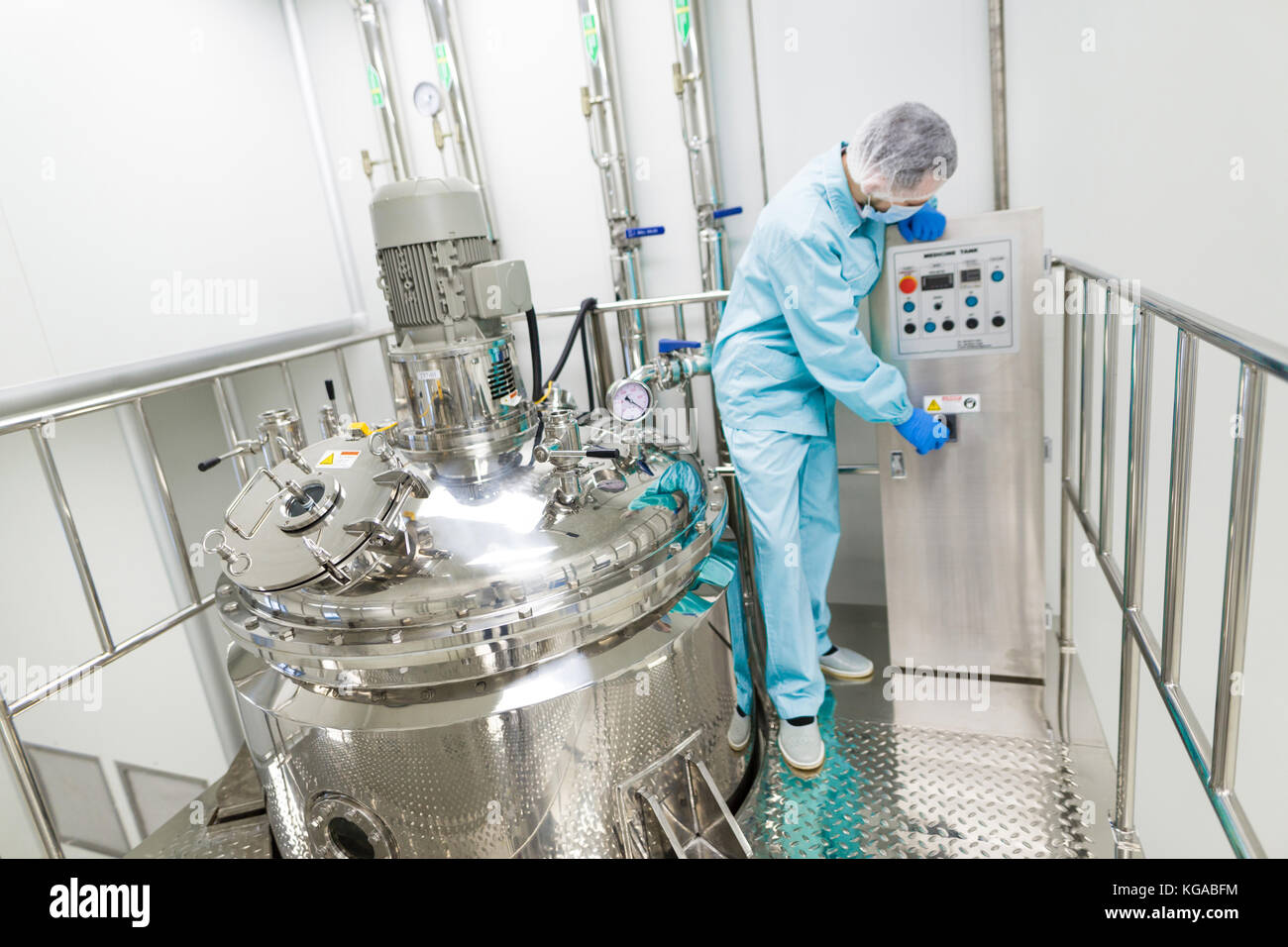 scientist working with machine Stock Photo - Alamy