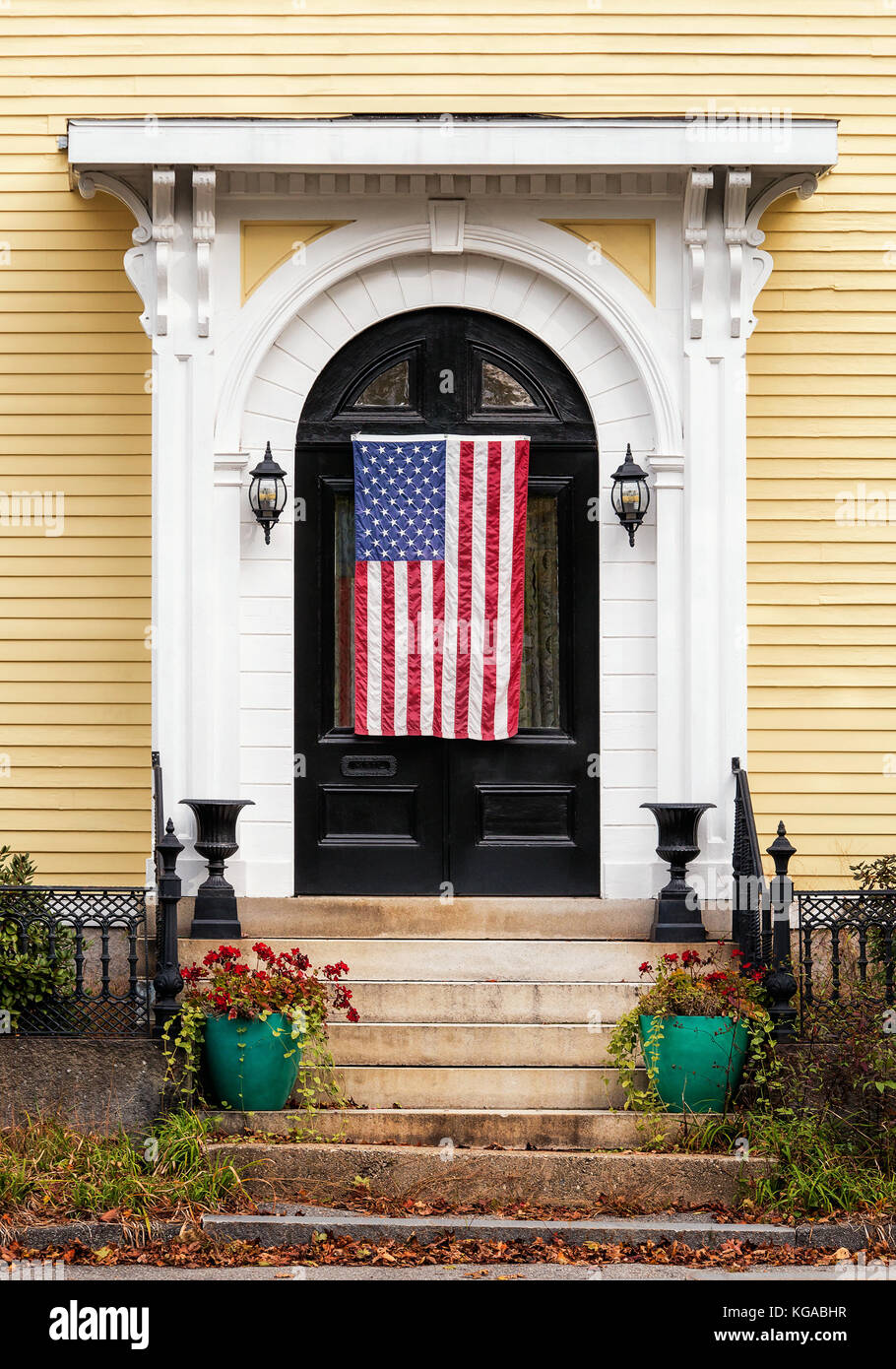 House red door american flag hi-res stock photography and images - Alamy