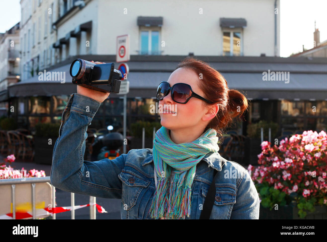 Girl using camcorder in the street Paris Stock Photo - Alamy