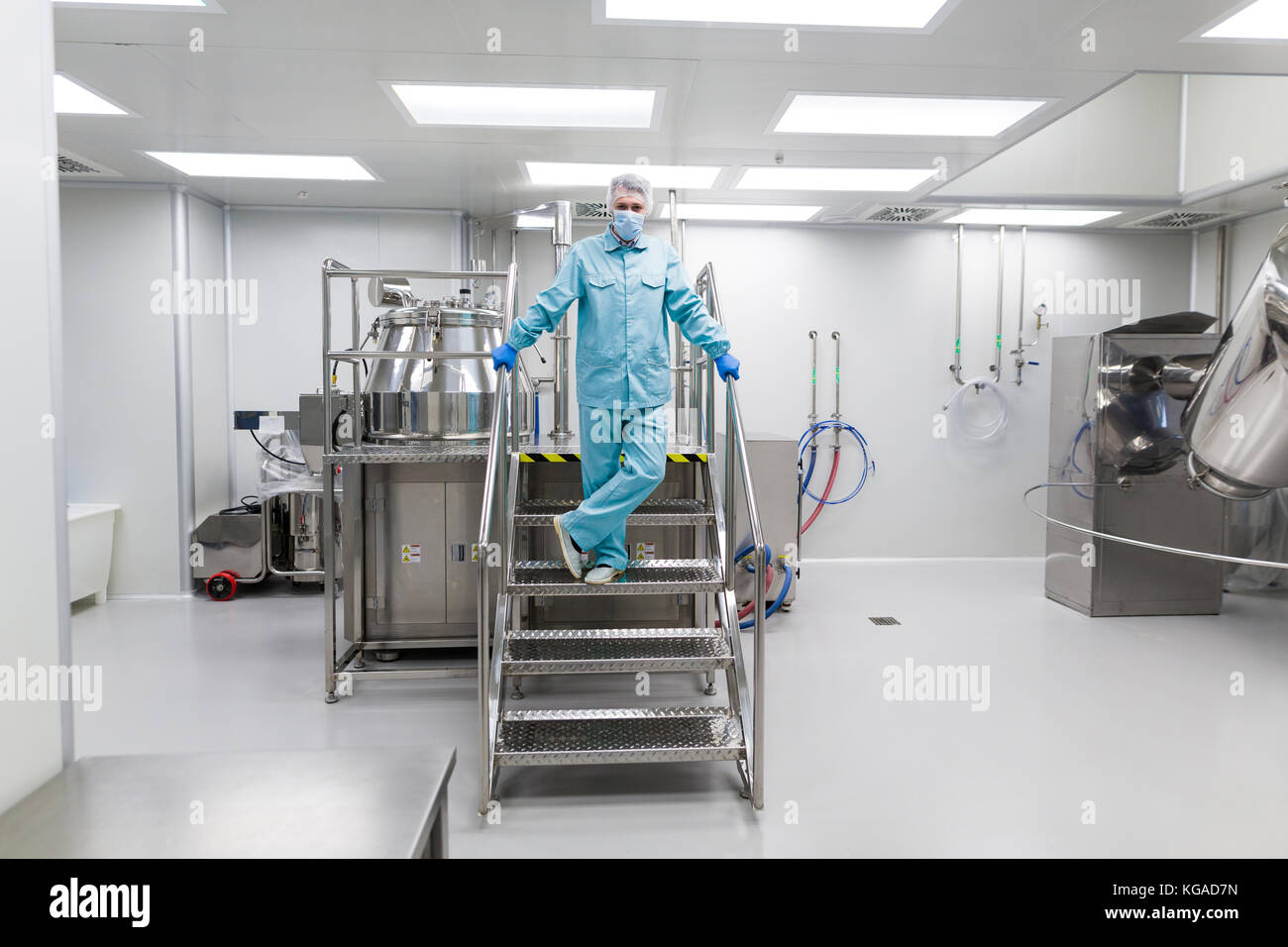 Worker standing ladder tank hi-res stock photography and images - Alamy
