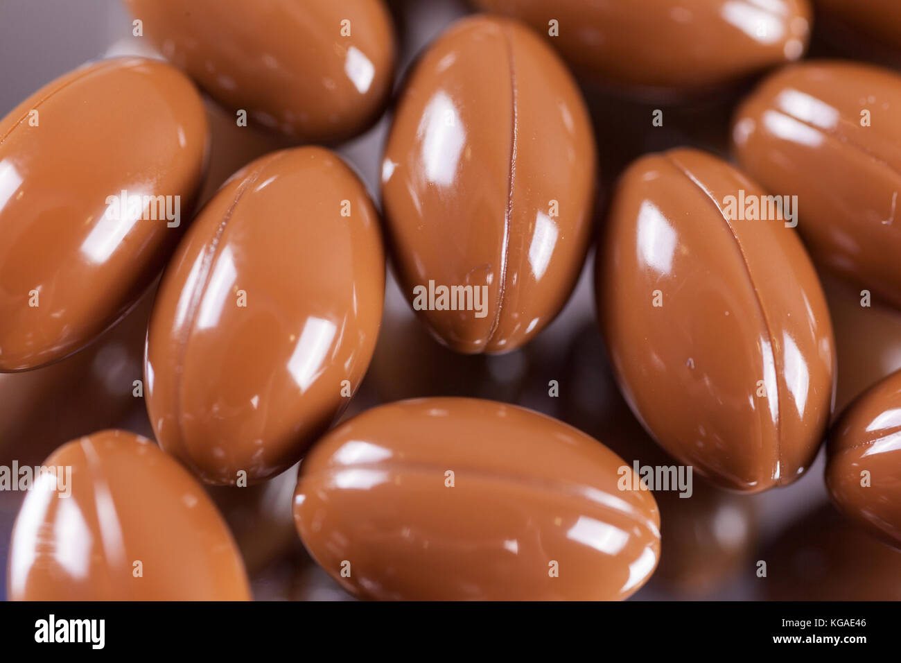 a scattering of brown capsules, tablets on a mirrored background Stock ...