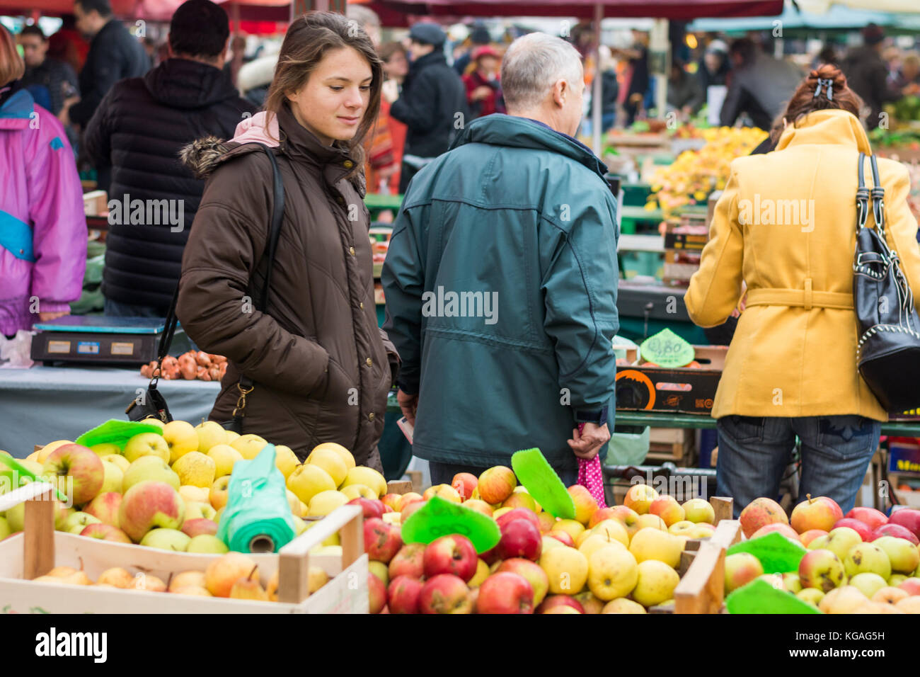 Millenial food blogger exploring local vegetable market Stock Photo - Alamy