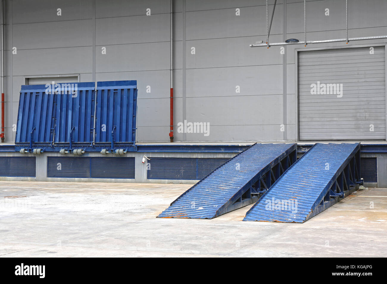 Temporary Dock Ramp and Door at Distribution Warehouse Stock Photo - Alamy