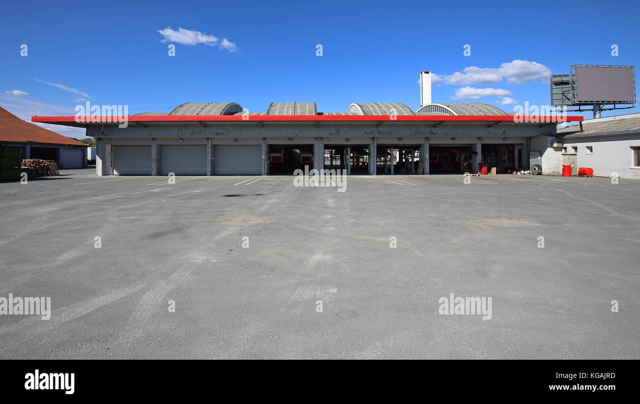 Loading Doors at Distribution Warehouse Depot Building Stock Photo - Alamy