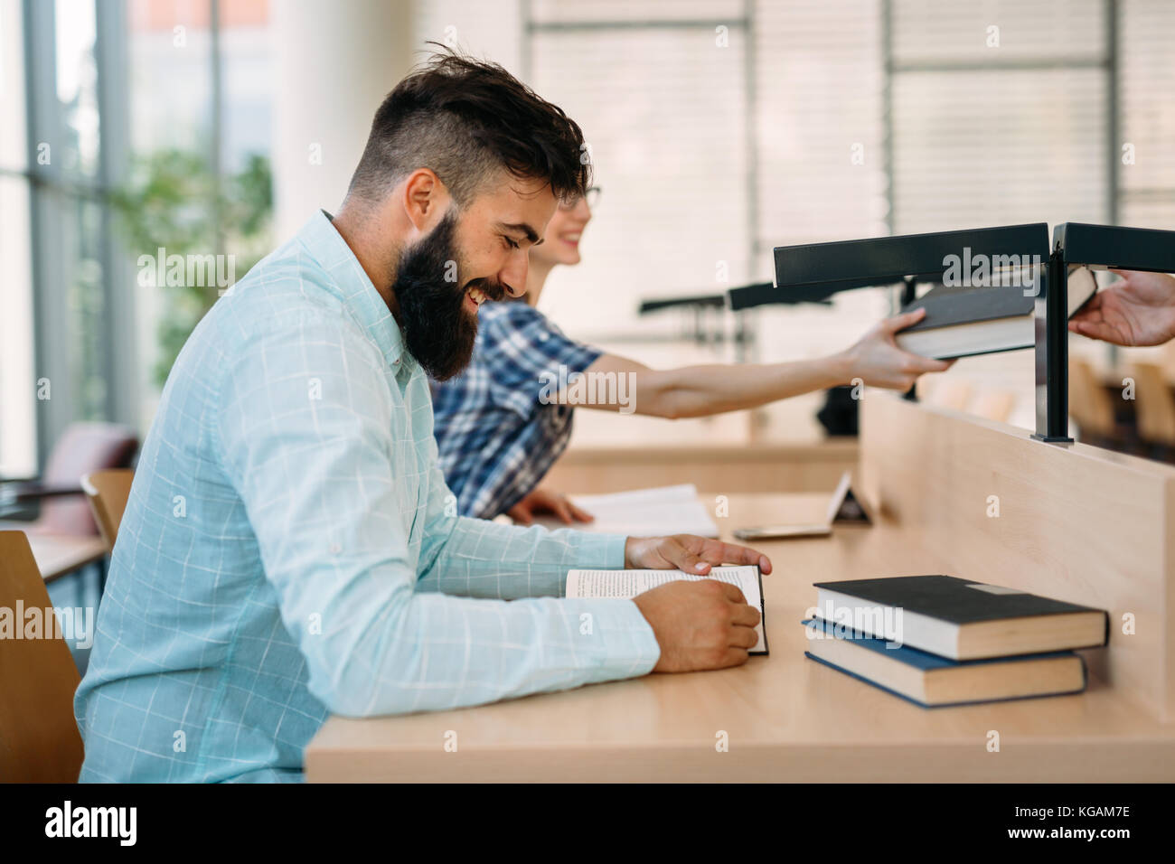 University student working library hi-res stock photography and images ...