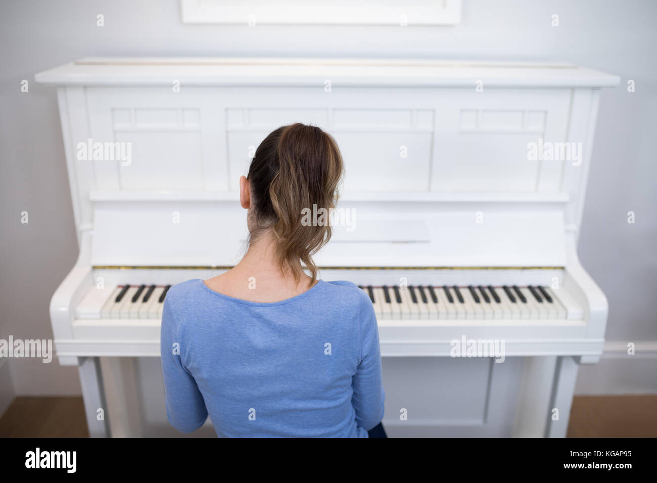 Piano woman rear view hi-res stock photography and images - Alamy