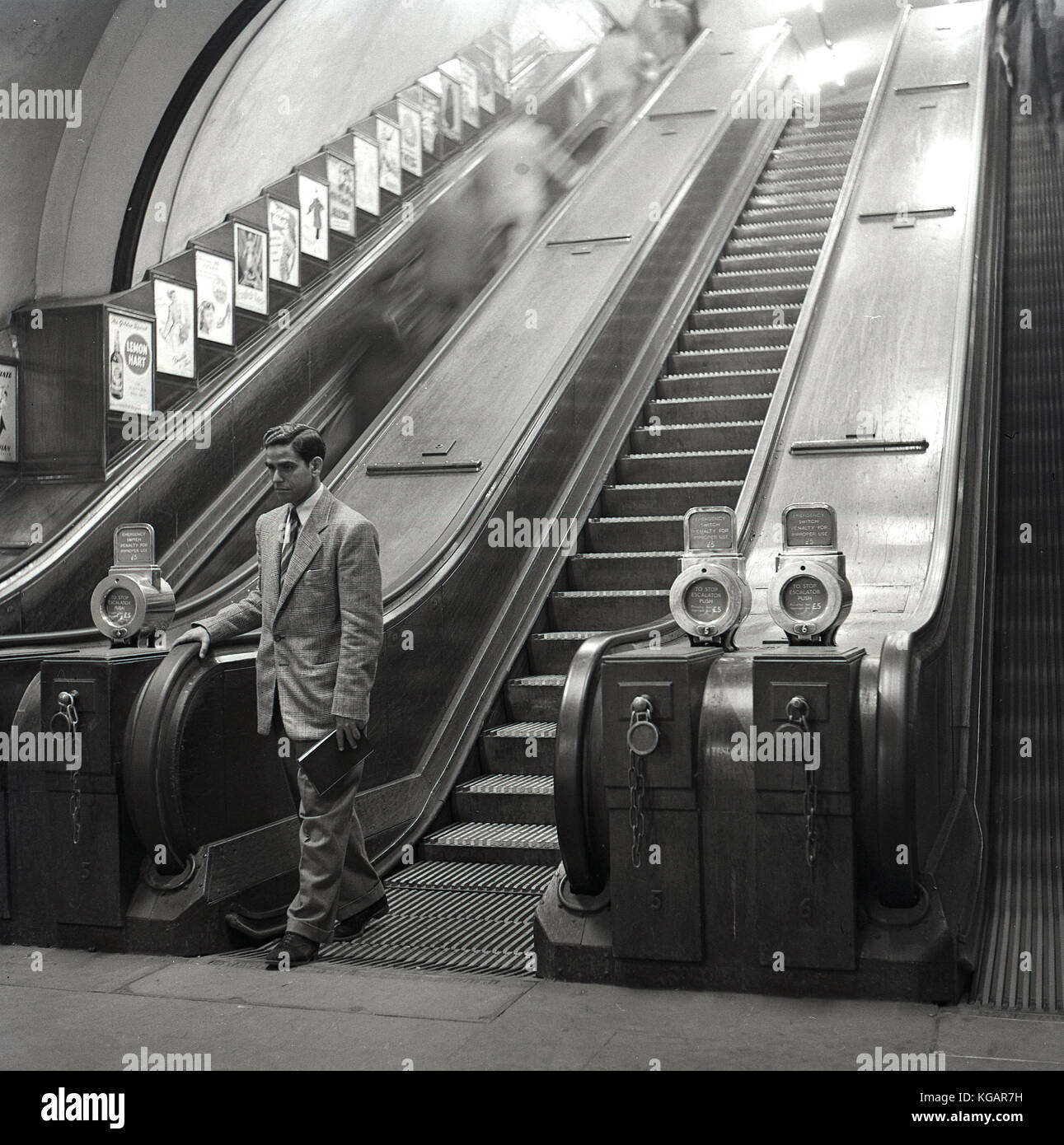 London underground escalator escalators hi-res stock photography and ...
