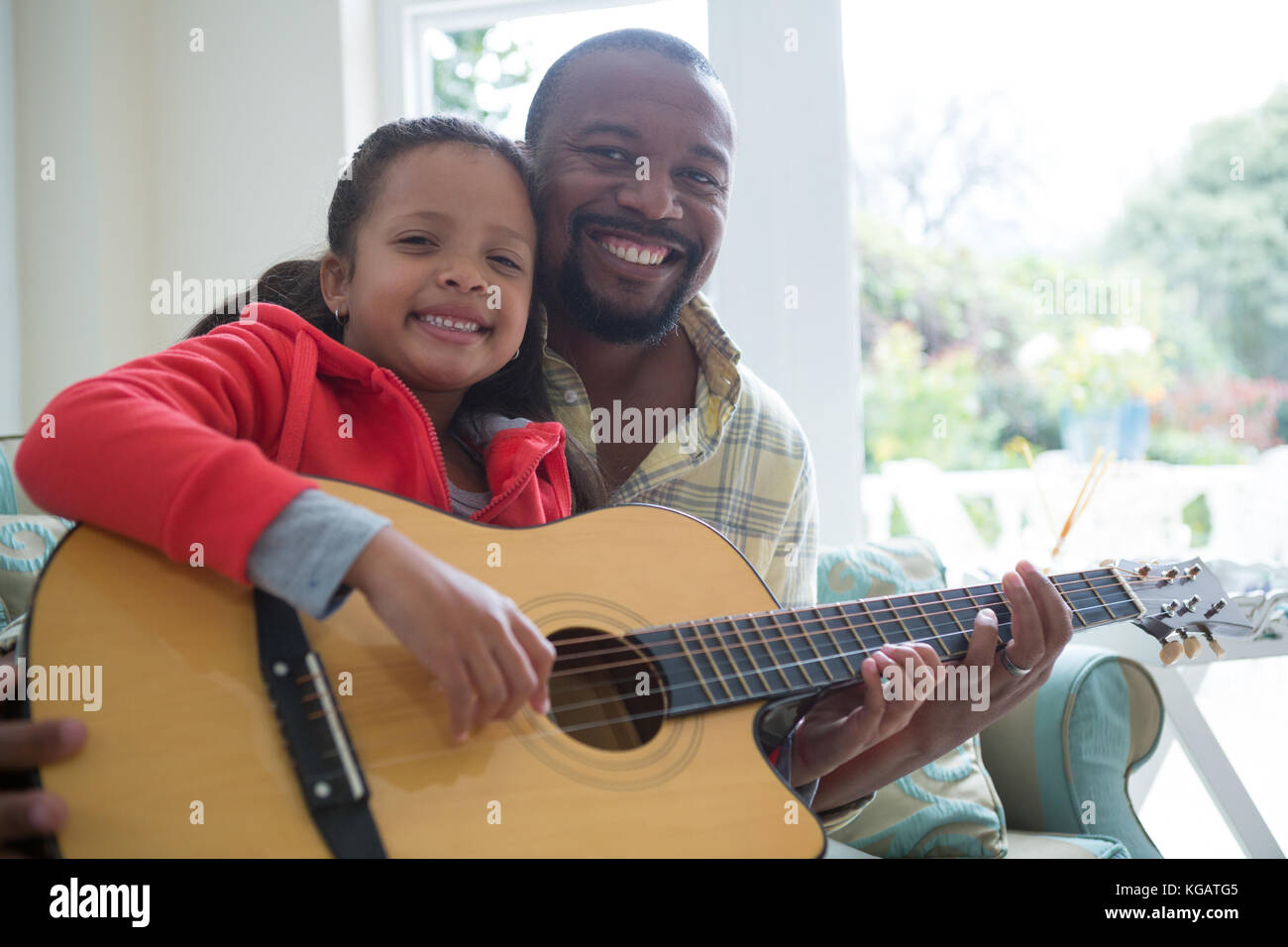 Father daughter playing guitar together hi-res stock photography and ...