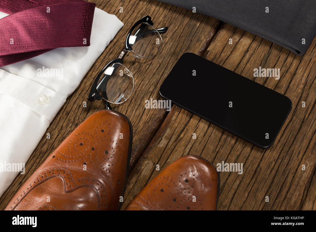 Spectacle mobile phone wooden plank hi-res stock photography and images ...