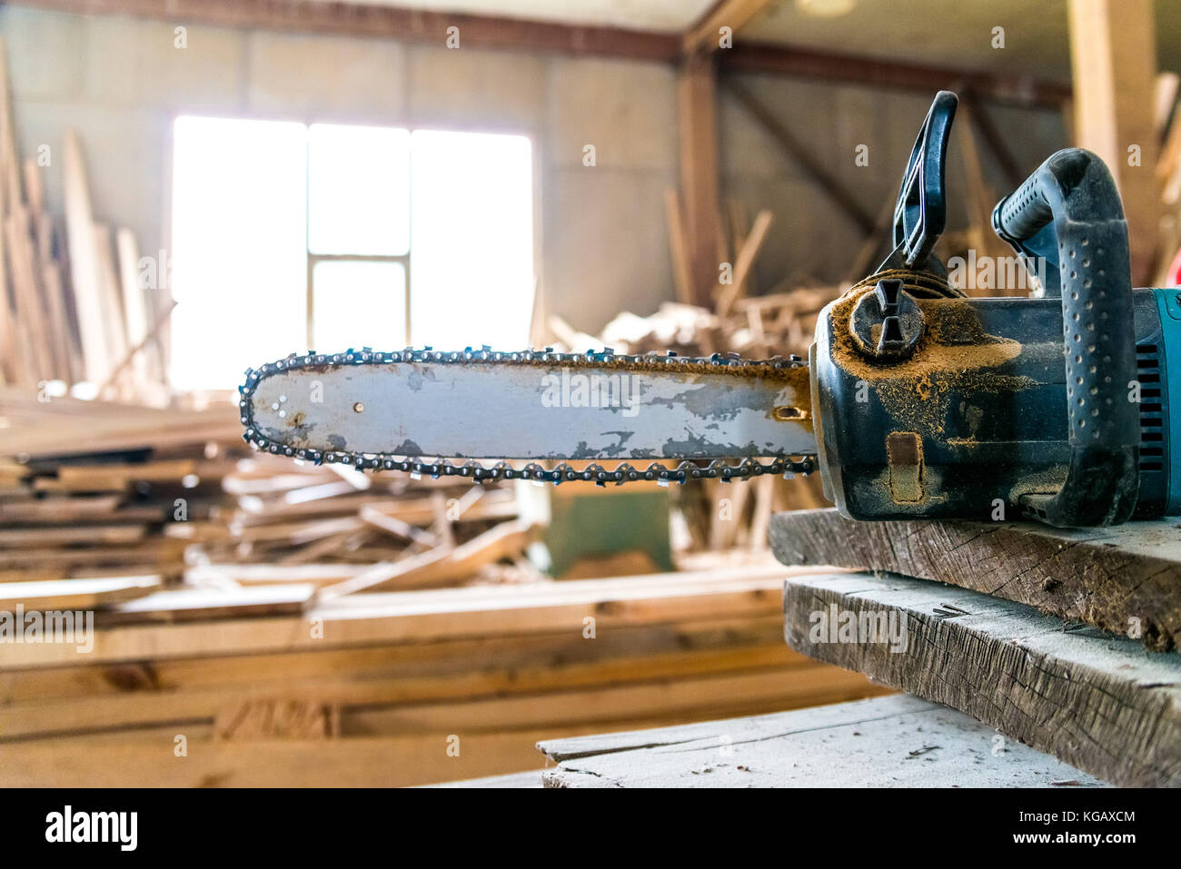 Closeup image chain saw device woodworking equipment Stock Photo - Alamy