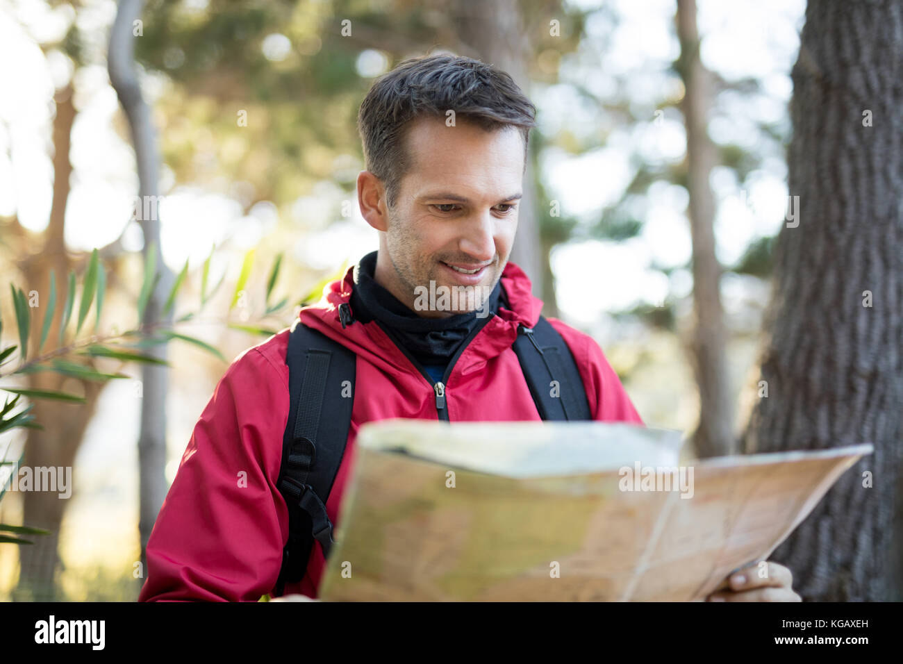 Man reading map hi-res stock photography and images - Alamy