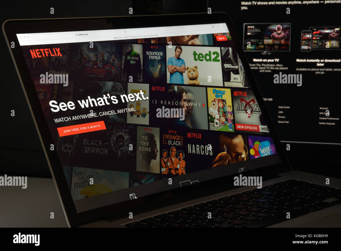 Netflix homepage hi-res stock photography and images - Alamy