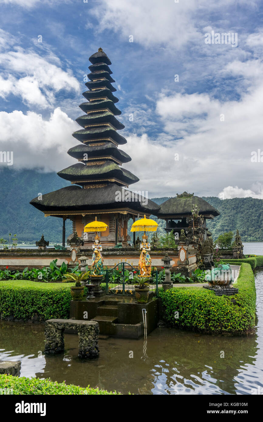 Munduk - ulun danu temple Stock Photo - Alamy