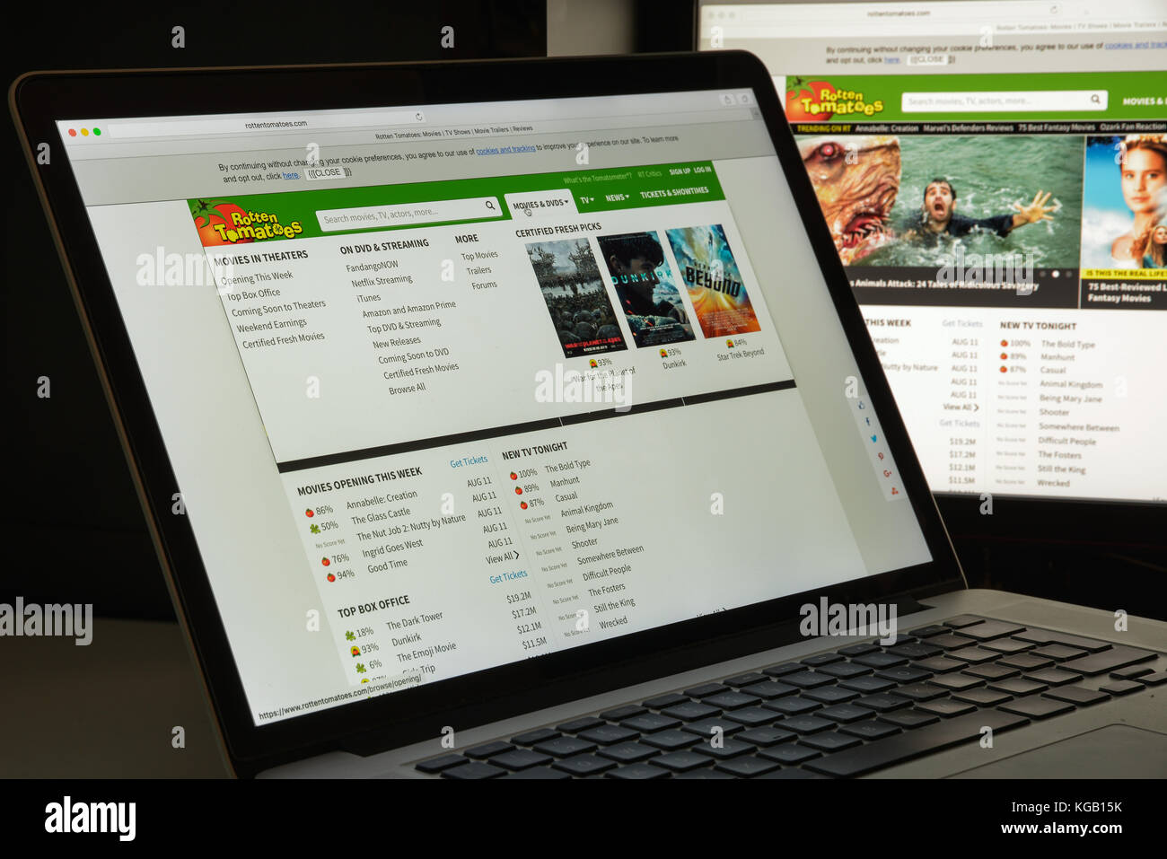 Rotten tomatoes review hi-res stock photography and images - Alamy