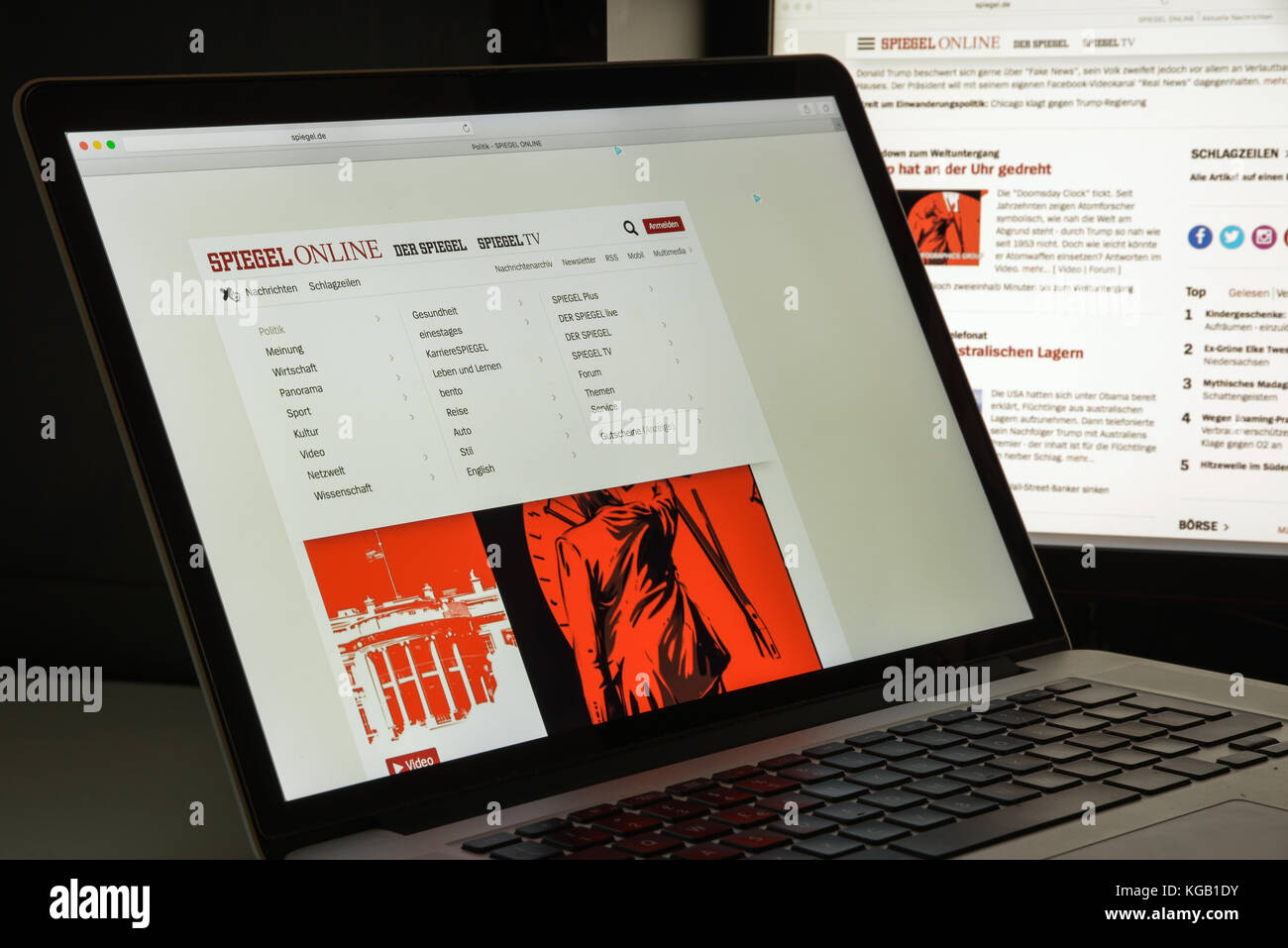 Viewing websites hi-res stock photography and images - Alamy