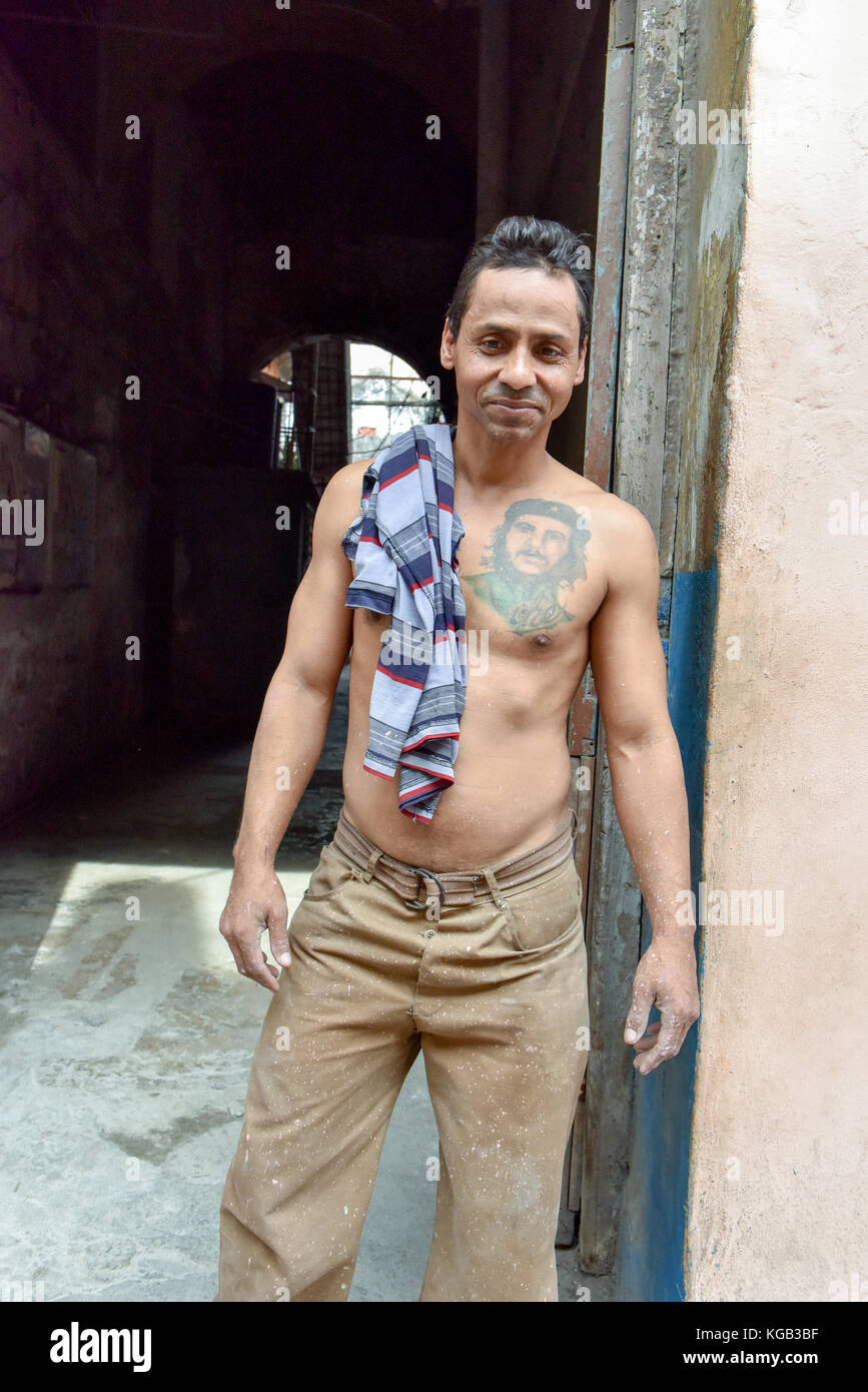Cuban worker Habana Vieja Cuba Stock Photo - Alamy