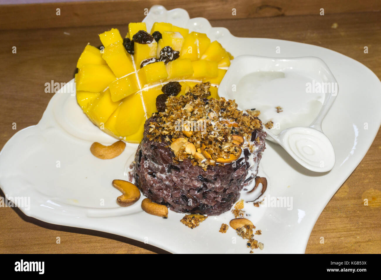Purple Sticky Rice and Mango Stock Photo - Alamy