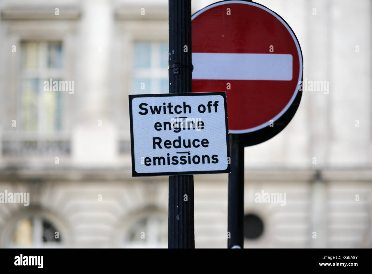 London street sign urges drivers to switch off engines to cut emissions ...