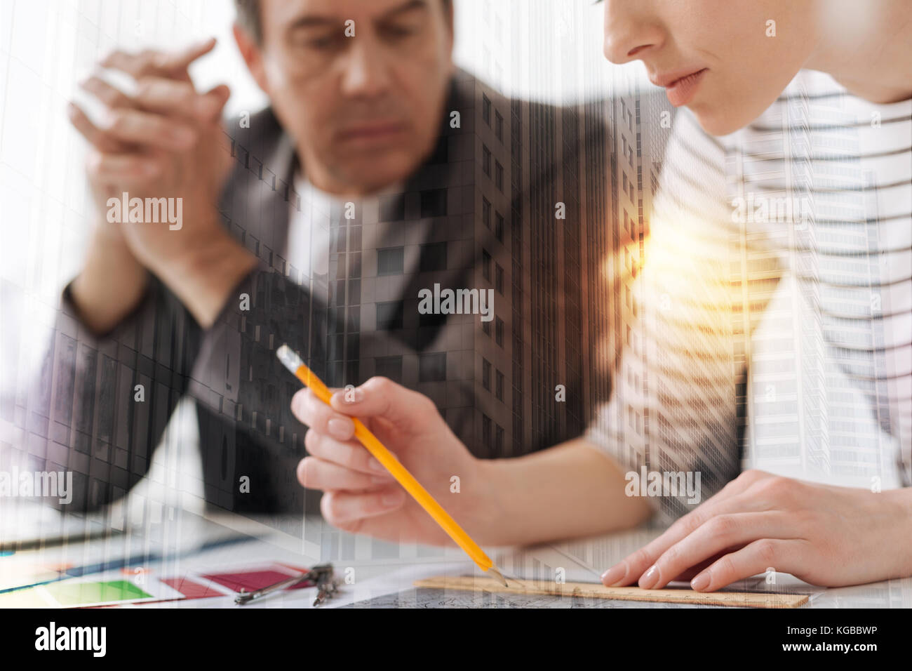 Professiaonl female engineer drawing a blueprint Stock Photo - Alamy
