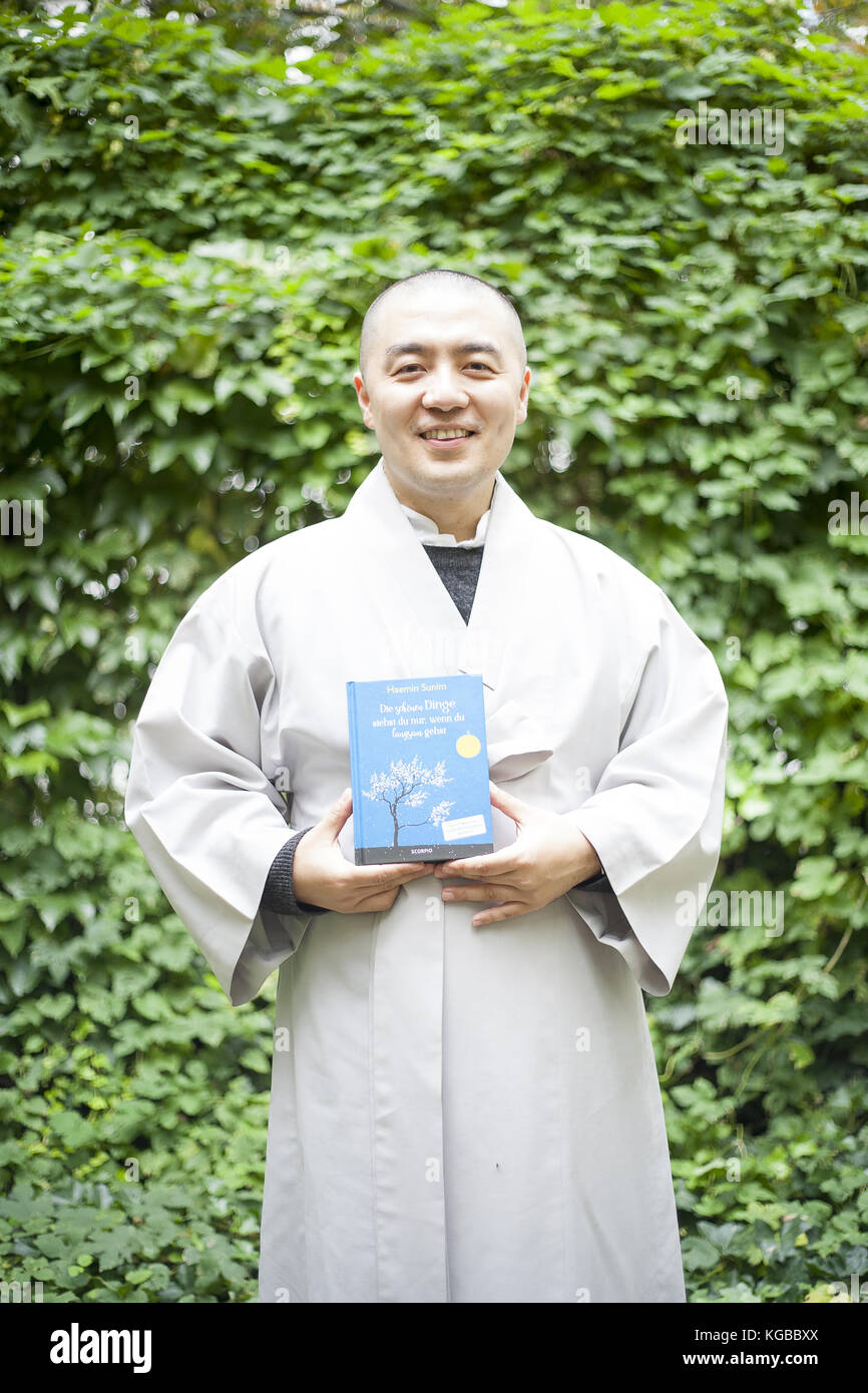 Sunim hi-res stock photography and images - Alamy