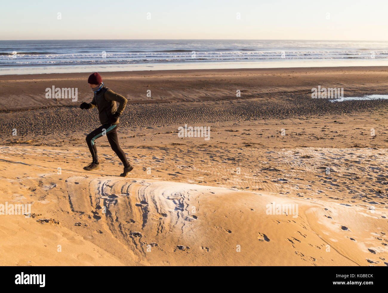 Athlete running on sand dunes hi-res stock photography and images - Alamy