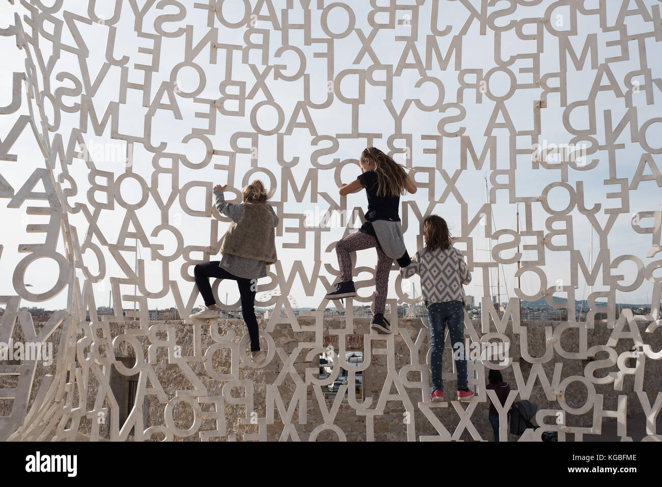 Children can be seen climbing up the sculpture "Nomade" by the artist ...