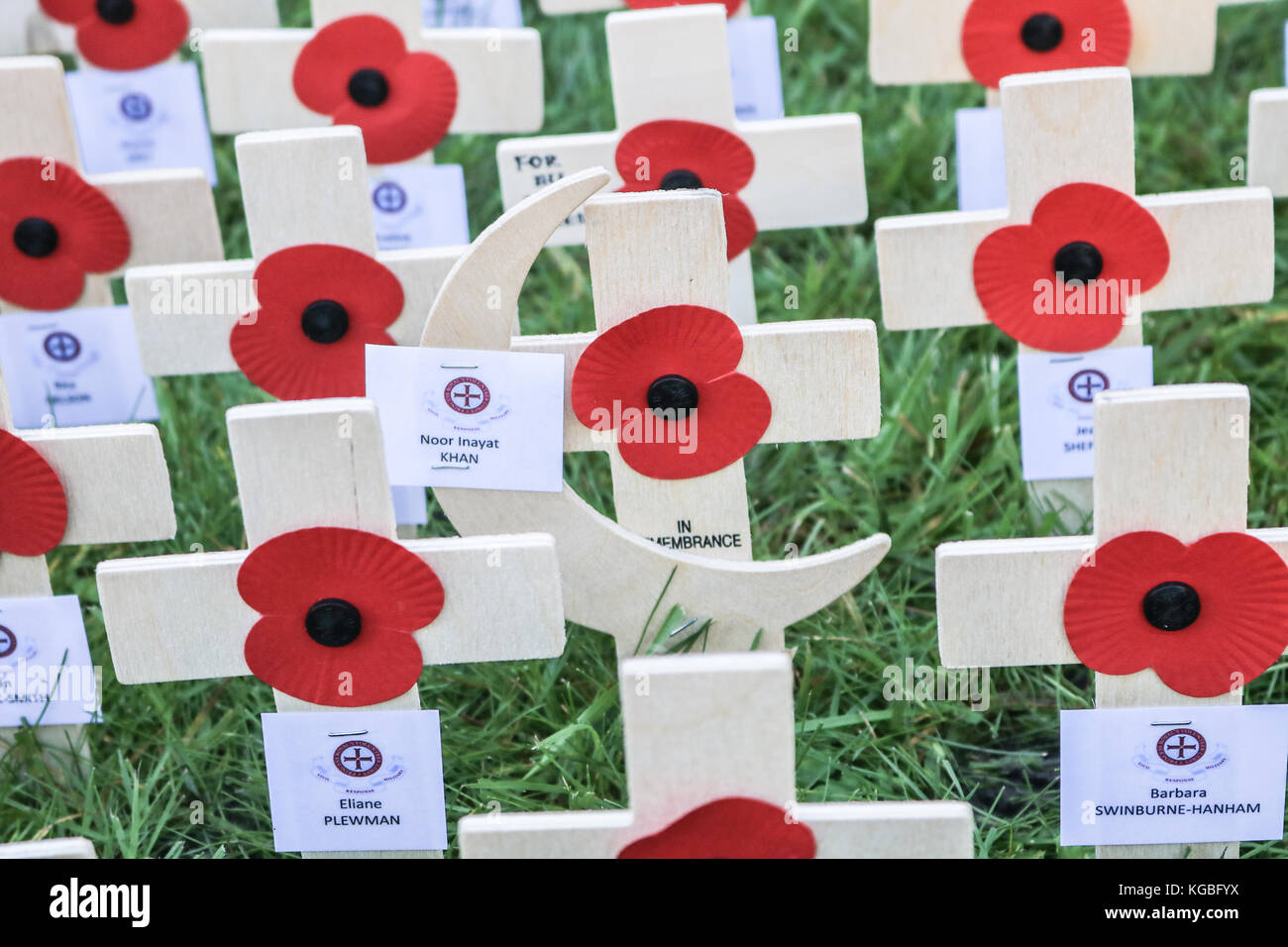 London, UK. 6th Nov, 2017. Volunteers begin to plant thousands of ...