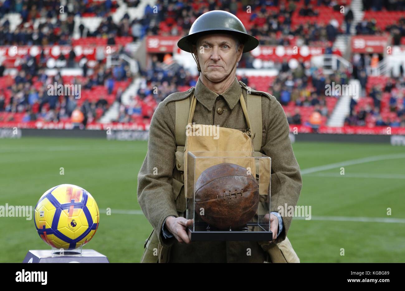 Uniformed soldier hi-res stock photography and images - Alamy