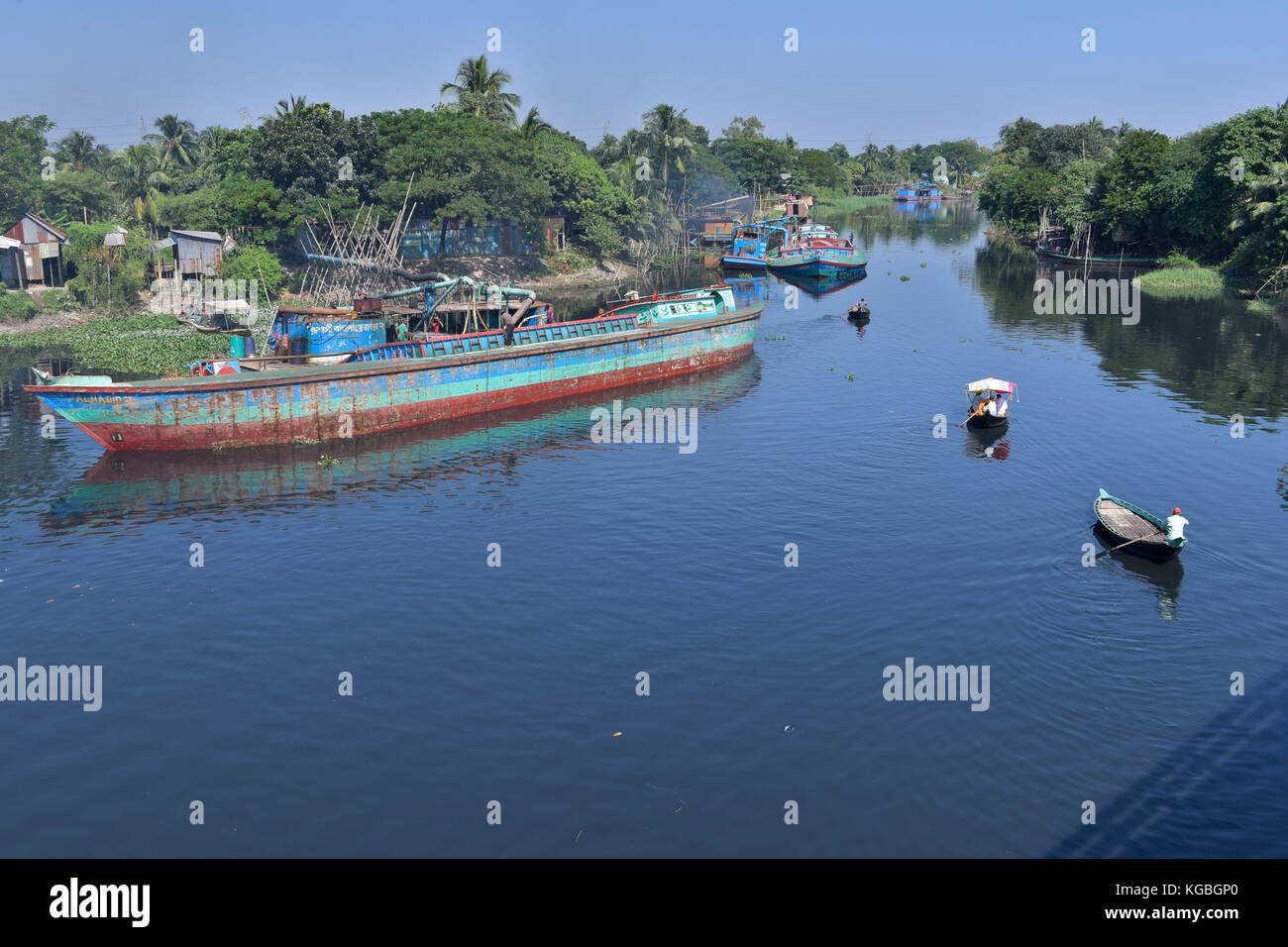 Dhaka, Bangladesh. 06th Nov, 2017. A The water of Balu River became ...