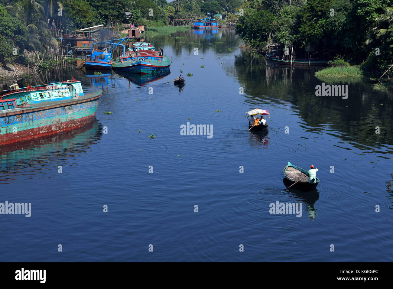 Dhaka, Bangladesh. 06th Nov, 2017. A The water of Balu River became ...