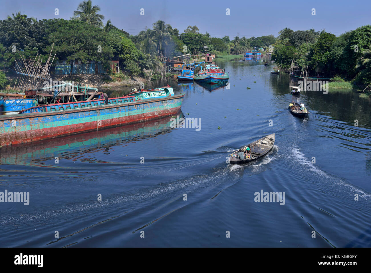 Dhaka, Bangladesh. 06th Nov, 2017. A The water of Balu River became ...