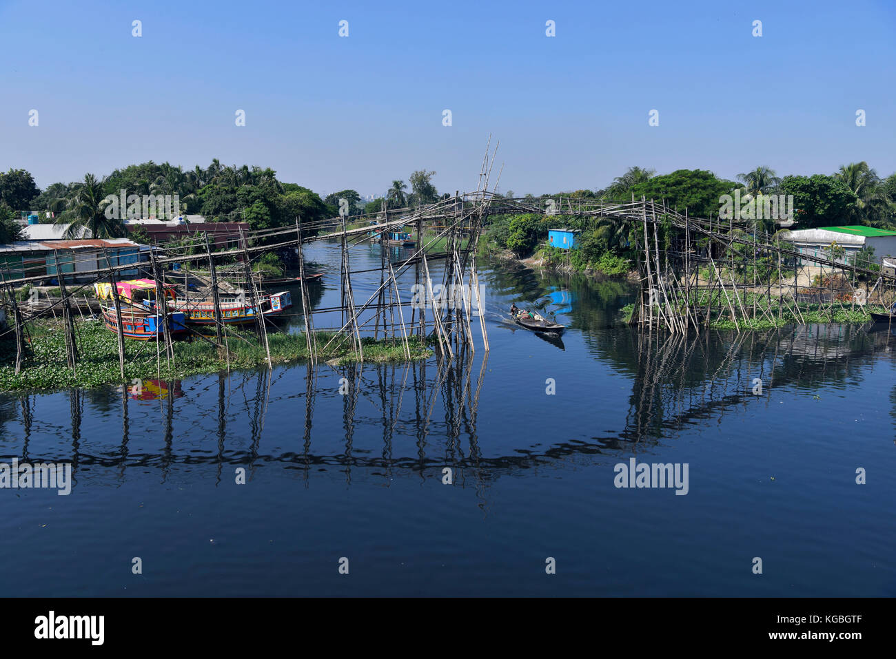 Dhaka, Bangladesh. 06th Nov, 2017. A Bangladeshi people walk through a ...