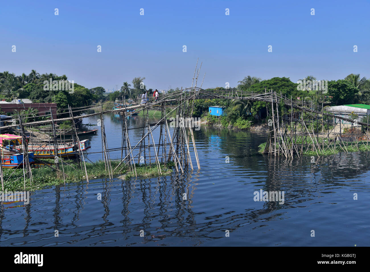 Dhaka, Bangladesh. 06th Nov, 2017. A Bangladeshi people walk through a ...